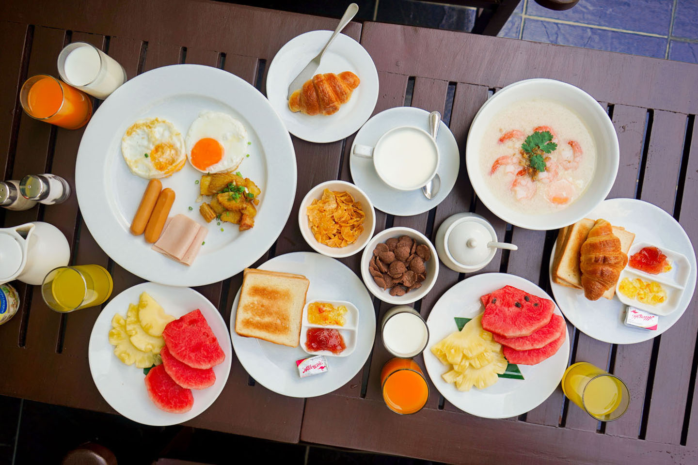 Baron Beach Hotel Pattaya is located on Pattaya Beach Road, Soi 9, next ...